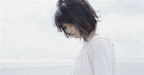 바다 옆 해변에 서 있는 여자 사진 Unsplash의 외로운 소녀 이미지