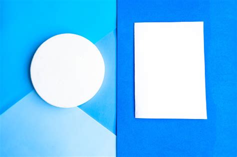 기하학적 파란색 배경에 둥근 모형 템플릿 과 흰색 모형 공백 최소한의 개념 텍스트의 공백 복사 0명에 대한 스톡 사진 및 기타 이미지 Istock