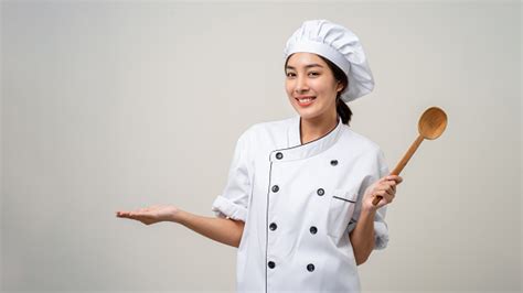 제복을 입은 젊은 아름다운 아시아 여성 요리사가 국자 기구를 들고 부엌에서 요리하는 다양한 제스처 맛있는 요리 메뉴 좋은 맛 부엌 레스토랑에서 요리하는 여자 요리사 사람들