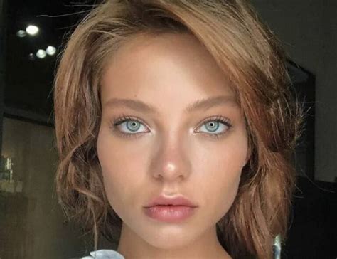 Сильно похудевшая Алеся Кафельникова пришла на юбилей Дмитрия Дюжева вместе с мужем Георгием