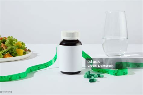흰색 배경에 정면도 사진 체중 감량 신선한 야채 및 물을 위한 제품 광고를 위한 빈 약병 텍스트를 추가하기 위한 빈 공간이 있는 디자인을 위한 창의적인 템플릿 0명에 대한