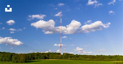 파란색과 흰색 흐린 하늘 아래 푸른 잔디밭에 흰색과 빨간색 깃대 동안 사진 Unsplash의 무료 Rtcn 슈체친 코워보 이미지