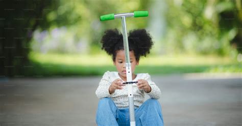 스쿠터를 타고 아프리카 아프리카 아이 화창한 날에 야외에서 놀기 야외 활동 개념 가족 개념 아이 라이프 스타일 활동적인 스포츠 키즈 사진 Unsplash의