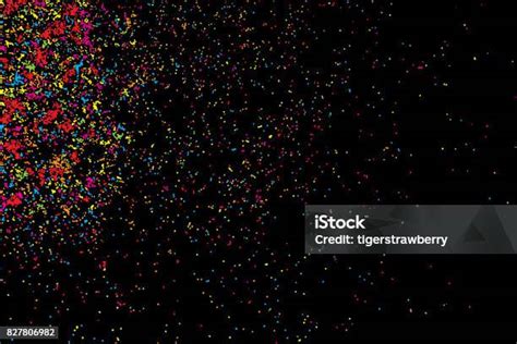 많은 검정 추상적인 배경에 고립 색종이와 다채로운 축 하 배경 반짝이 조각 라운드 떨어지는 산 산 조각 색종이 타격의 만든 뿌려 임의의 패턴을 삭제 합니다 개체 그룹에 대한