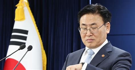 시계 보는 유상임 과학기술정보통신부 장관