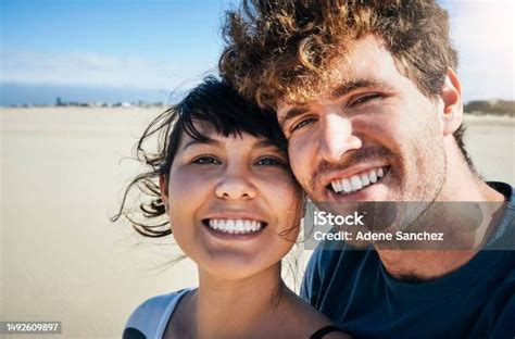 해변에서 사랑 셀카 커플 여행 여름 휴가를 보내며 유대감을 형성하고 좋은 시간을 보내고 모험을 즐길 수 있습니다 초상화 행복을 가진 남자와 여자 로맨스와 도주가 있는 얼굴과