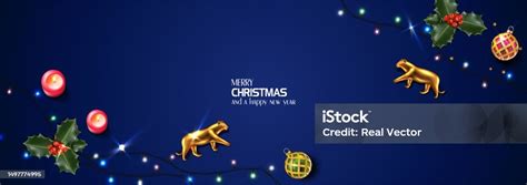 현실적인 크리스마스와 새해 배경 배너 전단지 인사말 카드 엽서 정사각형 방향 황금 호랑이와 겨우살이와 조명이 있는 검은색 배경 12월 31일에 대한 스톡 벡터 아트 및 기타