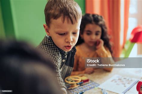 교실에서 전자 생성자를 연주하는 다양한 아이들의 그룹 Stem교육 취미 기술 개념 4 5세에 대한 스톡 사진 및 기타 이미지 4 5세 Diy Stem 주제 Istock