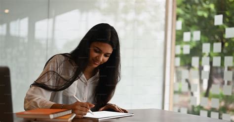 현대 사무실에서 빈 화면 태블릿에 스타일러스 펜 그리기를 사용하는 여성 그래픽 디자이너 사진 Unsplash의 태국 이미지