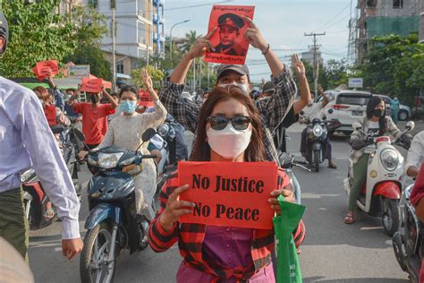 မန္တလေးအခြေစိုက် တကသများသပိတ်စစ်ကြောင်း စစ်အာဏာရှင်ဆန့်ကျင်ဆန္ဒပြ ဓာတ်ပုံ