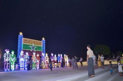 ၇၈ နှစ်မြောက် တပ်မတော်နေ့အား ဂုဏ်ပြုသောအားဖြင့် အထိမ်းအမှတ် ပိုစတာကြီးများ စိုက်ထူထားပြီး တပ