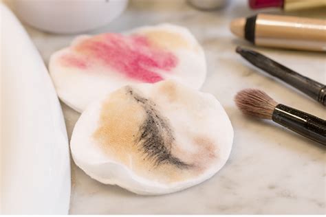 How You Can Clean Your Eye Makeup Naturally And Effectively