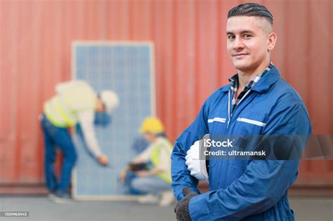 신재생 에너지 건설을 위해 태양전지 패널을 점검하는 직원 앞에서 파란색 작업 스위트 드레스와 안전 헬멧을 착용하고 서있는 엔지니어 맨 스마트 업계 작업자 운영 개발에 대한