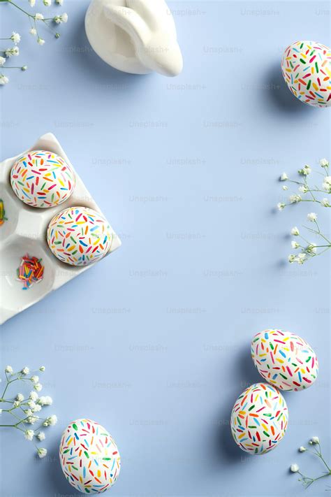 최소 스타일 부활절 세로 배너 템플릿입니다 화려한 부활절 달걀 봄 꽃 파란색 배경에 토끼로 만든 프레임 플랫 레이 평면도 복사 공간 사진 Unsplash의