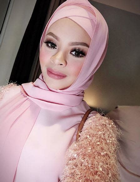 Sarah Sama Cantik Dengan Neelofa Daa Shuib Muat Naik Video Netizen Puji Sarah Cantik
