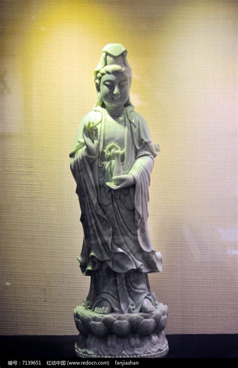 白瓷雕持净水瓶观音像高清图片下载 红动中国