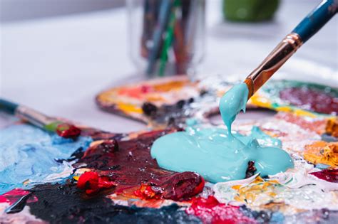 고품질 사진 페인트로 가득 찬 팔레트와 브러시가 찍습니다 색상 팔레트에 파란색 페인트 아크릴 페인트로 작업하는 아티스트 재료 0명에 대한 스톡 사진 및 기타 이미지 Istock