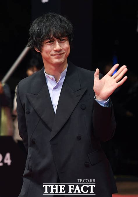 서강준 닮은꼴 사카구치 켄타로 3살 연상 비연예인과 동거설 연예 기사 더팩트