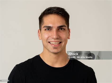 행복 한 얼굴과 아름 다운 미소로 매력적인 젊은 모델의 초상화 그의 20 년대에 잘생긴 남성 복 천년 남자 흰색 절연 사람 패션과 인간의 얼굴 표정과 감정 감정에 대한 스톡