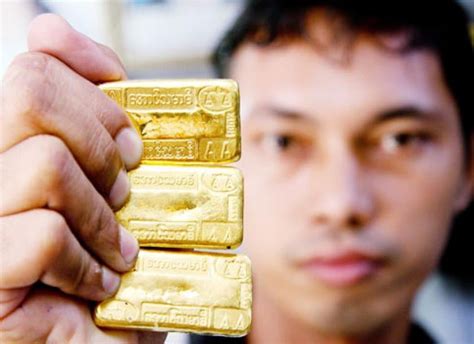 ရွှေနှင့်ဒေါ်လာစျေးမတက်ရန် စစ်တပ်က အမိန့်ထုတ် ခြိမ်းခြောက် ဖိအားပေးသော်လည်း စျေးနှုန်းများ ဆက်လက