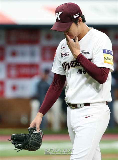 안우진 어깨 부상 경위 의혹 해이한 운영 기강 어쩌나→허민 갑질 논란까지 소환 [is 포커스]
