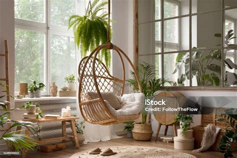 그네 식물 창문 등나무 화장실 나무 벤치 꼰 커피 테이블 둥근 카펫 및 개인 액세서리가 있는 보호 거실 구성의 인테리어 디자인 가정 장식 템플렛 양치식물에 대한 스톡 사진