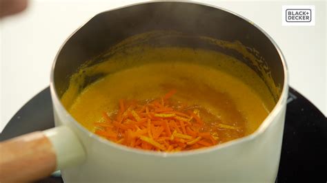 무선 핸드 블렌더로 간편하게 오렌지 구겔호프 케이크와 바닐라 라떼