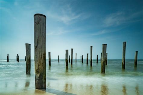 복고풍 색상의 긴 노출 바다 풍경 페튼의 북해에서 바다 푸른 하늘 태양과 쇼도우의 기둥 마을과 함께 촬영 전경에 집중 0명에 대한 스톡 사진 및 기타 이미지 Istock