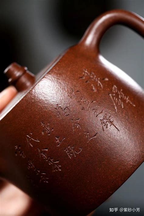 重器推荐汉铎 全手工精制 家藏老紫泥 230cc 家藏老泥料陈腐二十多年自然风化而成军德堂许莘梓亲制壶身刻绘军德堂高工亲刻此壶老味