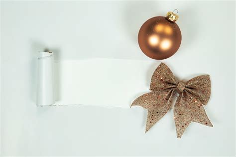 흰색 배경 아름다운 크리스마스 휴가 디자인 미니멀리즘에 고립 텍스트 최고 보기에 대한 복사 공간 이나 공간을위한 찢어진 종이와 반짝이는 활 상단보기와 골드 크리스마스