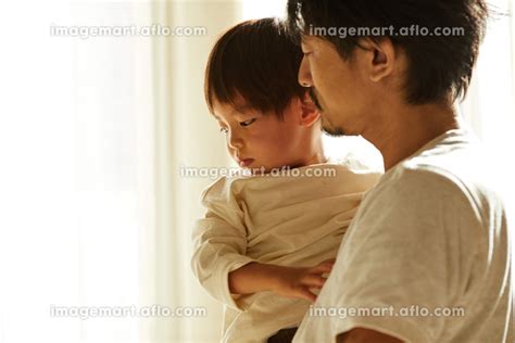父親に抱っこされる日本人の男の子の写真素材 182227562 イメージマート