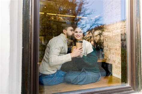 아늑한 도시 카페의 창문 근처에 앉아 커피를 마시고 전통 맛있는 크루아상을 먹는 행복한 부부 야외에서 창을 통해 보기 2명에 대한 스톡 사진 및 기타 이미지 Istock
