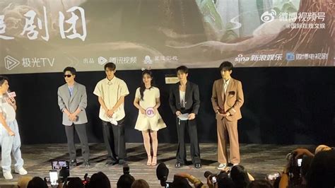 长相思230727线下见面会，主演们打招呼的方式很特别！杨紫带了小夭玟小六的发箍，邓为带了狐狸耳朵，表哥带了墨镜哈哈！相柳带了九头蛇妖的另外八个头高清1080p在线观看平台腾讯视频