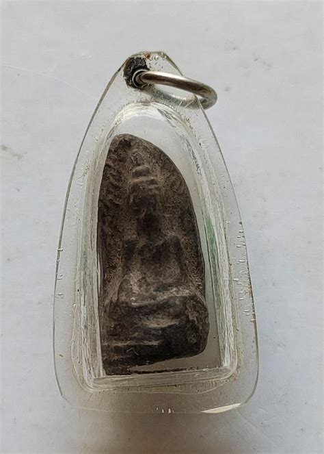 พระเนื้อดินผสมผงว่านใบลาน พิมพ์พระรอด หลวงพ่อกวย วัดโฆสิตาราม วัดบ้าน