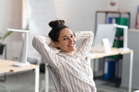 머리 뒤로 손을 얹고 사무실 인테리어에서 휴식을 즐기는 행복한 편안한 여성 직장에 앉아 사무실에 대한 스톡 사진 및 기타 이미지 사무실 여자 행복 Istock
