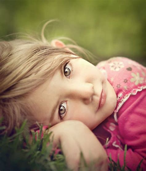 ۳۲ مدل ژست عکس آتلیه ای کودک سپیده دم