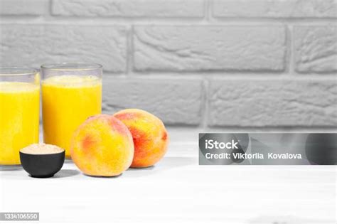 흰색 벽돌 배경에 복숭아와 마카 스무디 수평 해상도 복사 공간 육즙 트렌디 한 음식 0명에 대한 스톡 사진 및 기타 이미지 0명 개념 개체 그룹 Istock