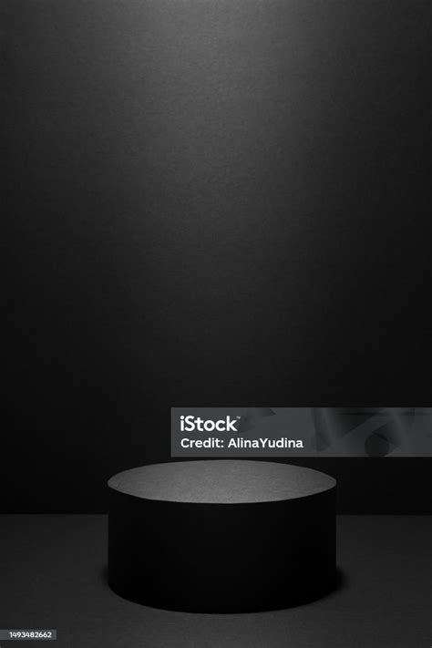 프리젠테이션 화장품 상품 광고 디자인 아름다움 럭셔리 스타일 수직의 추상 모형을 위한 광점 템플릿이 있는 광선에 하나의 실린더 연단이 있는 추상적인 검은 장면 강단에 대한