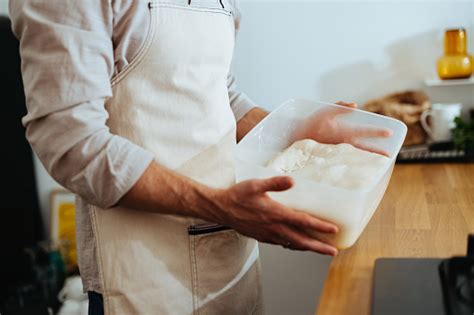 부엌에서 반죽이 든 플라스틱 상자를 들고 있는 익명의 남자 25 29세에 대한 스톡 사진 및 기타 이미지 25 29세 가정 생활 가정 주방 Istock