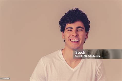 카메라를 보고 웃고 웃는 재미와 기쁨을 가진 행복한 청년의 초상화를 닫습니다 사람들 긍정적 인 인간의 감정 얼굴 표정 행복과