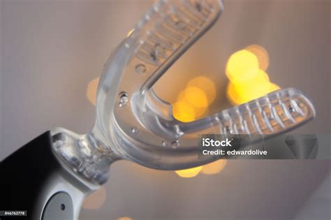 교정 되는가 괄호 및 Aligners 치과 브래킷 Aligner 가속기 진동기 건강관리와 의술에 대한 스톡 사진 및 기타 이미지 건강관리와 의술 구별하기 힘든 모던