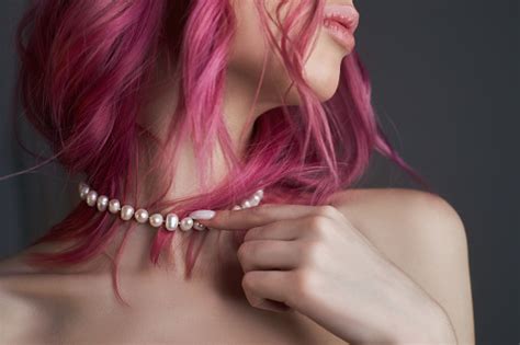 분홍색 머리 창조적 인 생생한 색소와 아름다움 초상화 여자 밝은 색상의 하이라이트와 얼굴에 그림자 색상 보석 소녀 바람에 염색