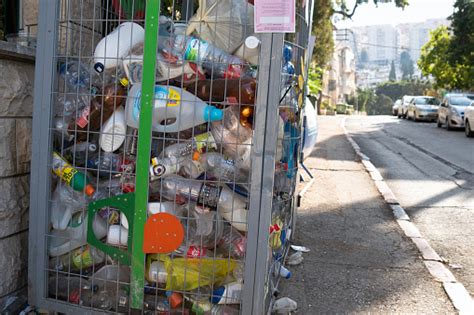 이스라엘 하이파의 페브즈너 거리에서 재활용을 위한 병으로 플라스틱 쓰레기 수거를 위한 용기 0명에 대한 스톡 사진 및 기타 이미지 0명 강철 거리 Istock