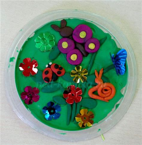 Аппликация из пластилина На лужайке