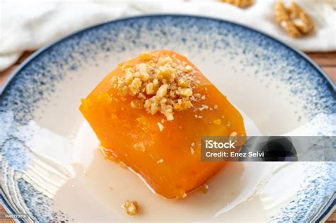 나무 바닥에 터키 호박 디저트입니다 전통적인 터키 요리 진미 현지 이름 카박 타틀리시 클로즈업 가을에 대한 스톡 사진 및 기타 이미지 Istock