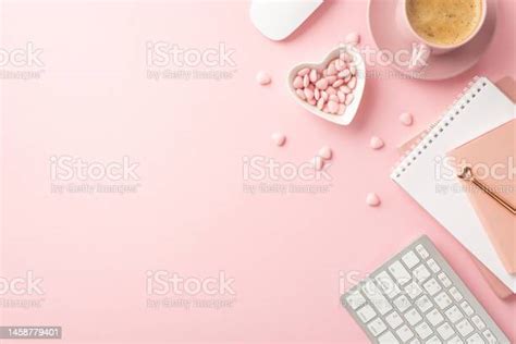 성 발렌타인 데이 개념 메모장 펜 키보드 컴퓨터 마우스 하트 모양의 접시와 뿌려진 커피 한잔의 상위 뷰 사진 복사 공간이 있는