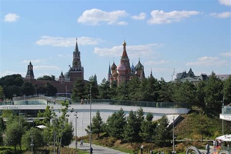 러시아 모스크바의 여름날 성 바실 대성당의 지붕 크렘린 타워 및 자랴디 공원의 푸른 나무의 지붕 모스크바에 대한 스톡 사진 및 기타 이미지 Istock