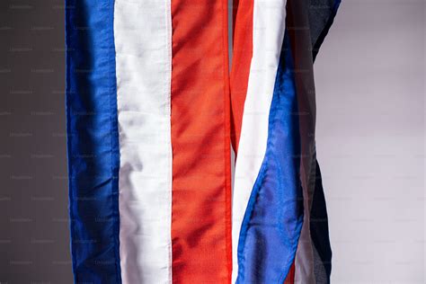 파란색과 빨간색 줄무늬 셔츠를 입은 남자 사진 Unsplash의 네덜란드 국기 이미지