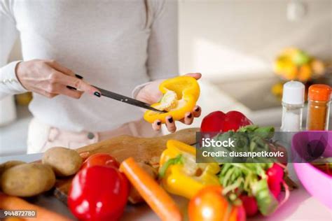 매우 밝은 부엌의 카운터 앞에 서 있는 동안 파프리카와 신선한 야채를 절단 하는 젊은 여성 손의 닫습니다 가정 생활에 대한 스톡 사진 및 기타 이미지 Istock
