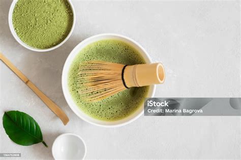 말차 녹차 회색 배경에 대나무 거품기로 말차 만들기 일본 다도 위에서 볼 수 있습니다 텍스트 공간입니다 마카차에 대한 스톡 사진 및 기타 이미지 Istock